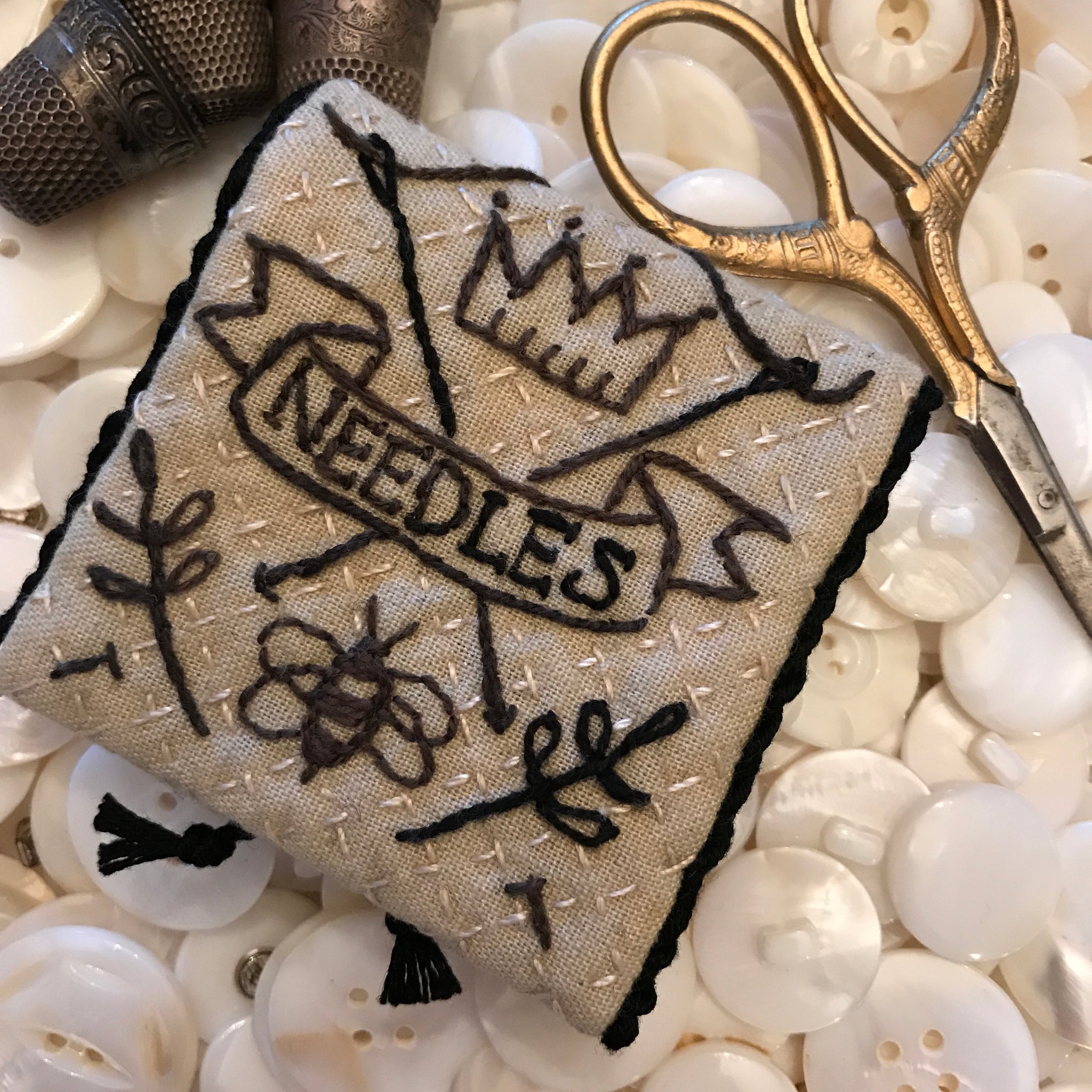 Royal Bee needle minder PDF pattern – Kathy Schmitz